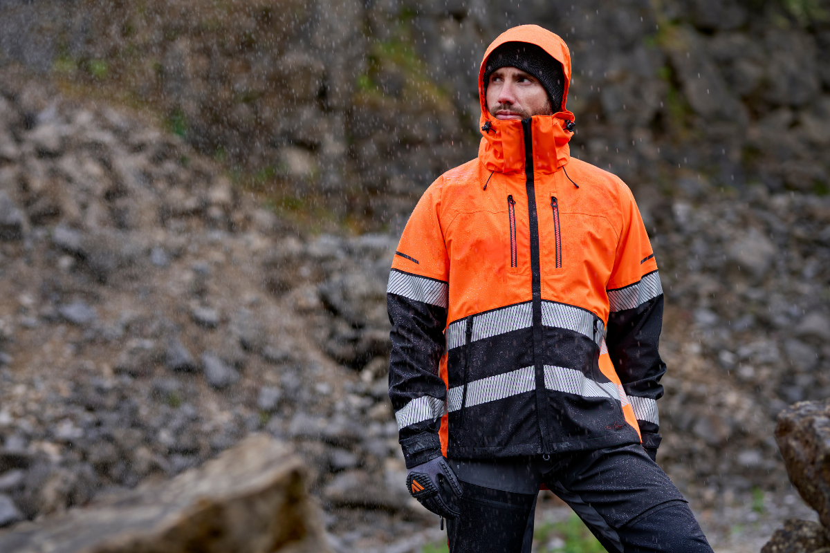 Diferencias entre ropa laboral impermeable y resistente al agua